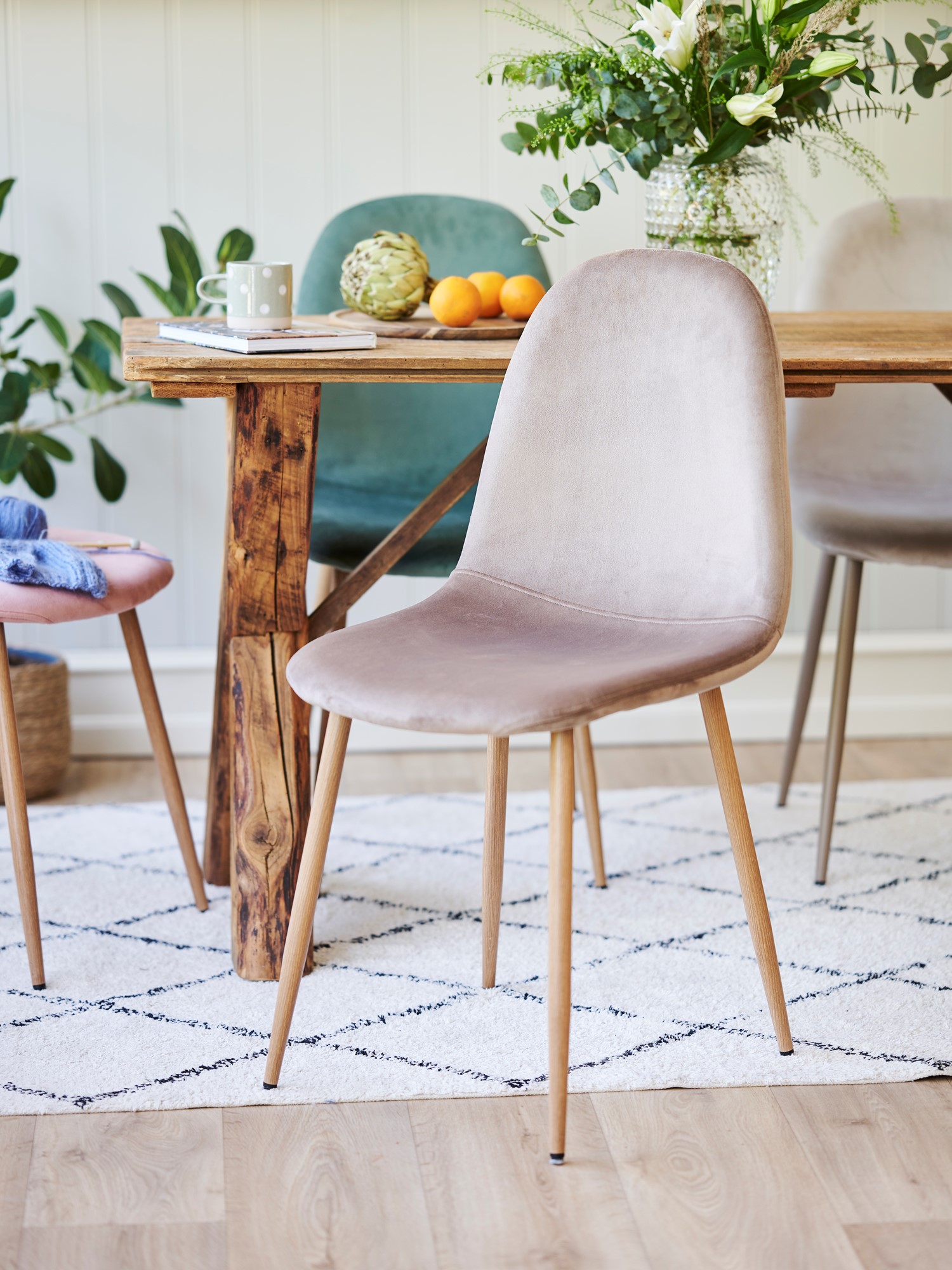 Stole | Find spisebordsstole og velourstole | Søstrene Grene