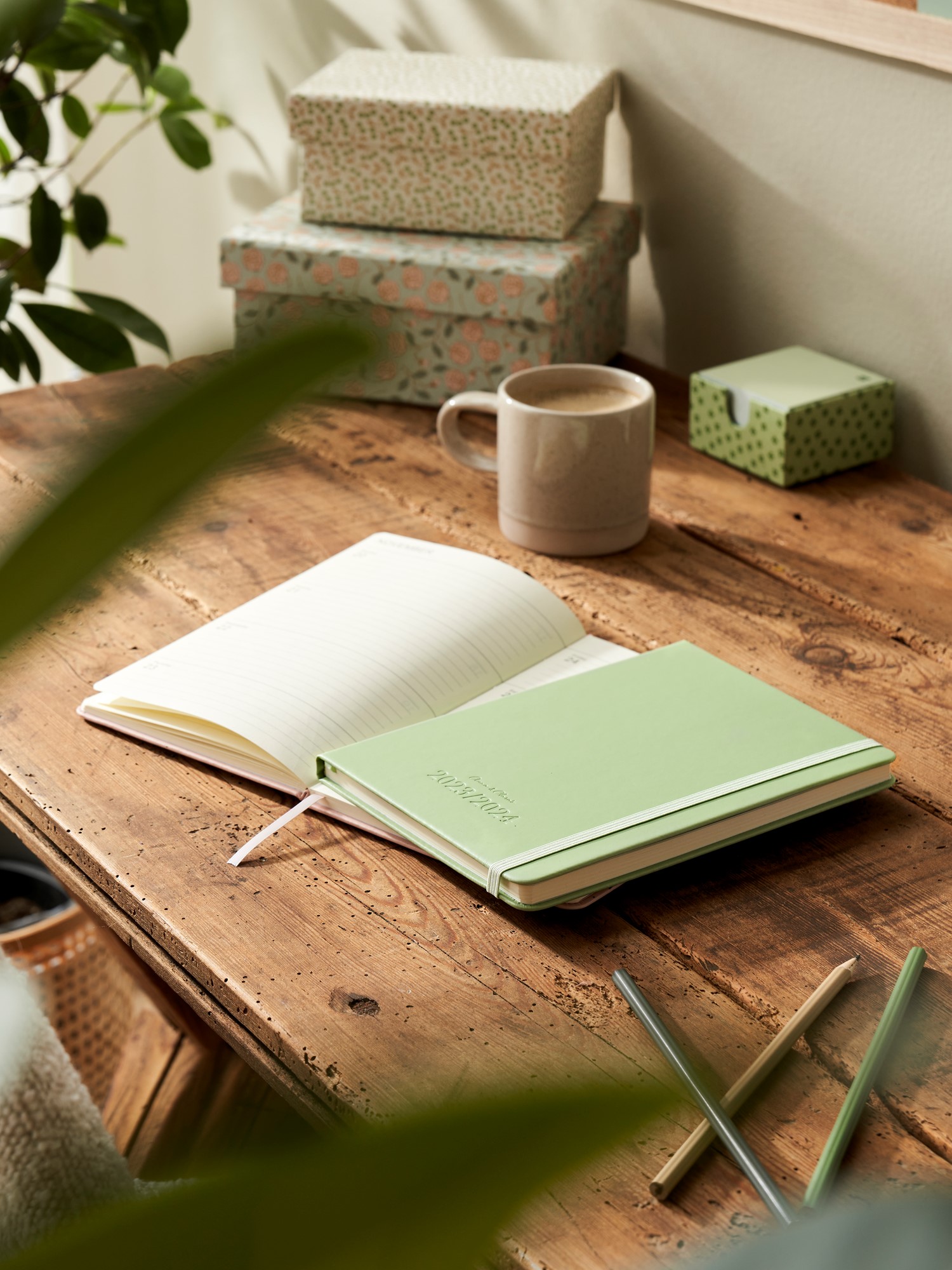 Study planner | Polyurethane/paper. 14 x 20 cm. 80 pages. | Søstrene Grene