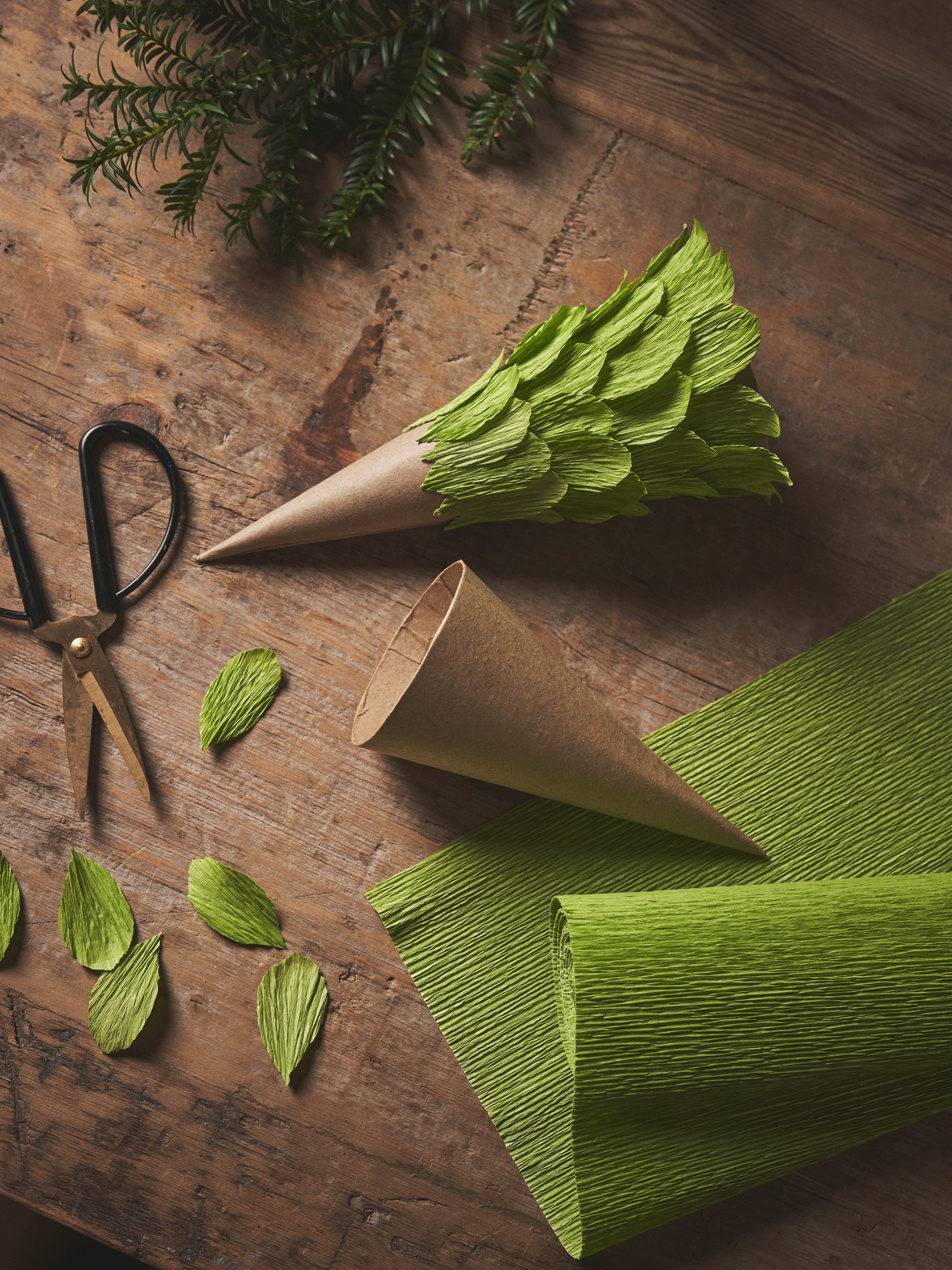 Beautiful crepe paper Christmas tree | DIY-projects | Søstrene Grene