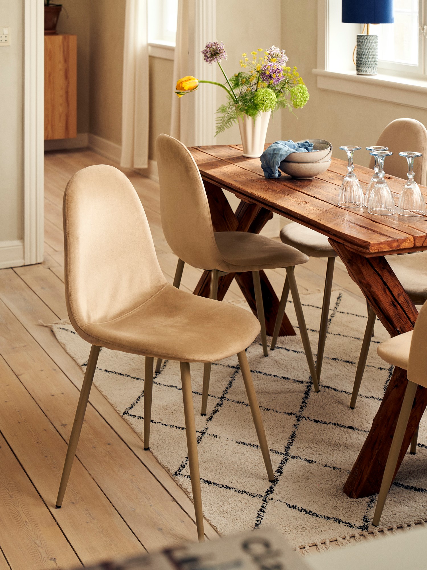 Stole | Find spisebordsstole og velourstole | Søstrene Grene