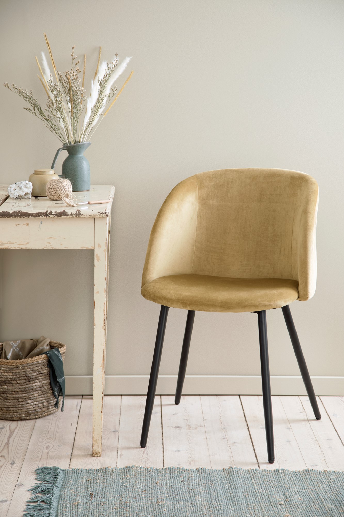 Stole | Find spisebordsstole og velourstole | Søstrene Grene