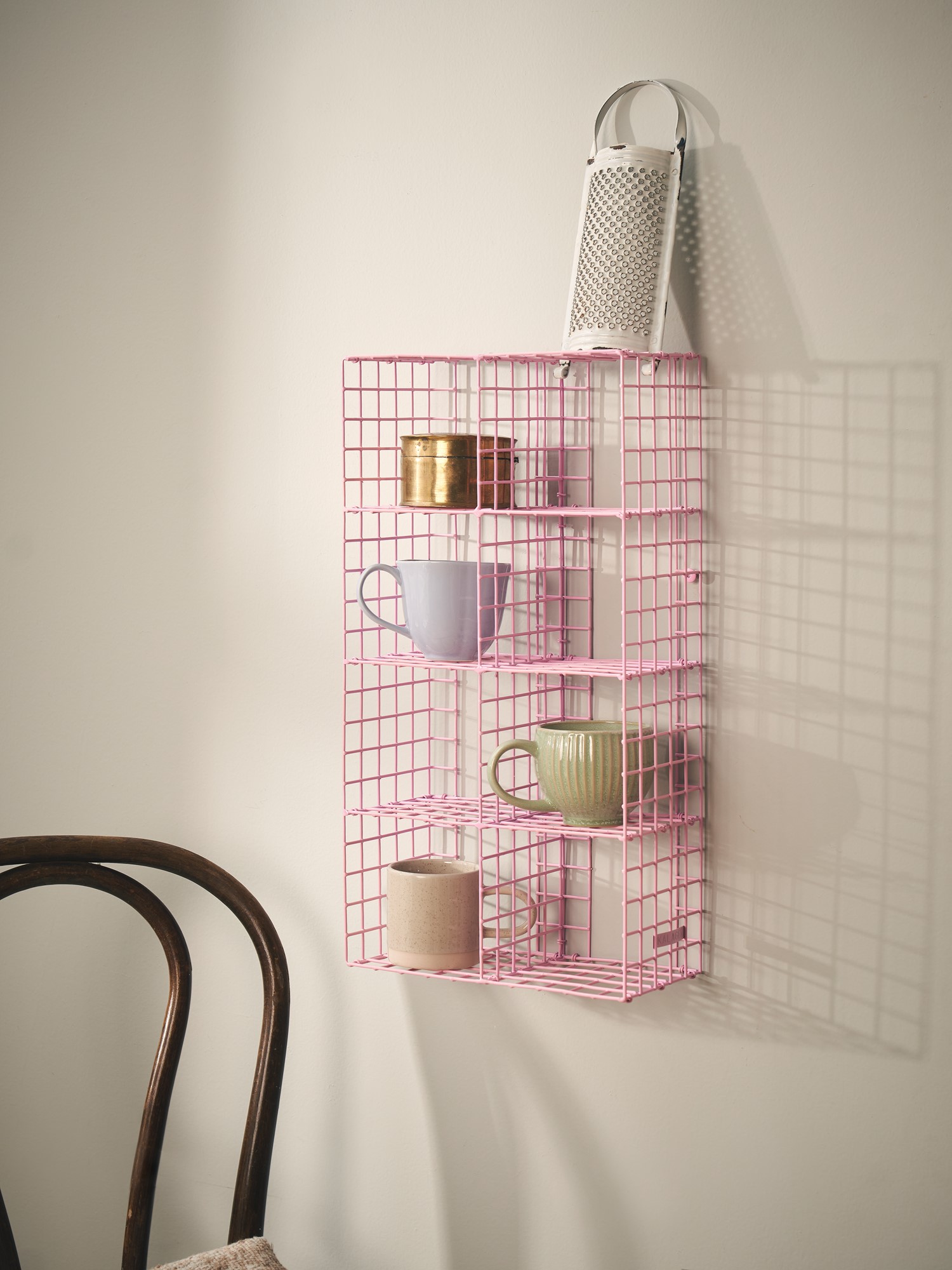 Porte-tasses CUP RACK | Métal. 27 x 51 x 13 cm. | Rose | Kalager Design