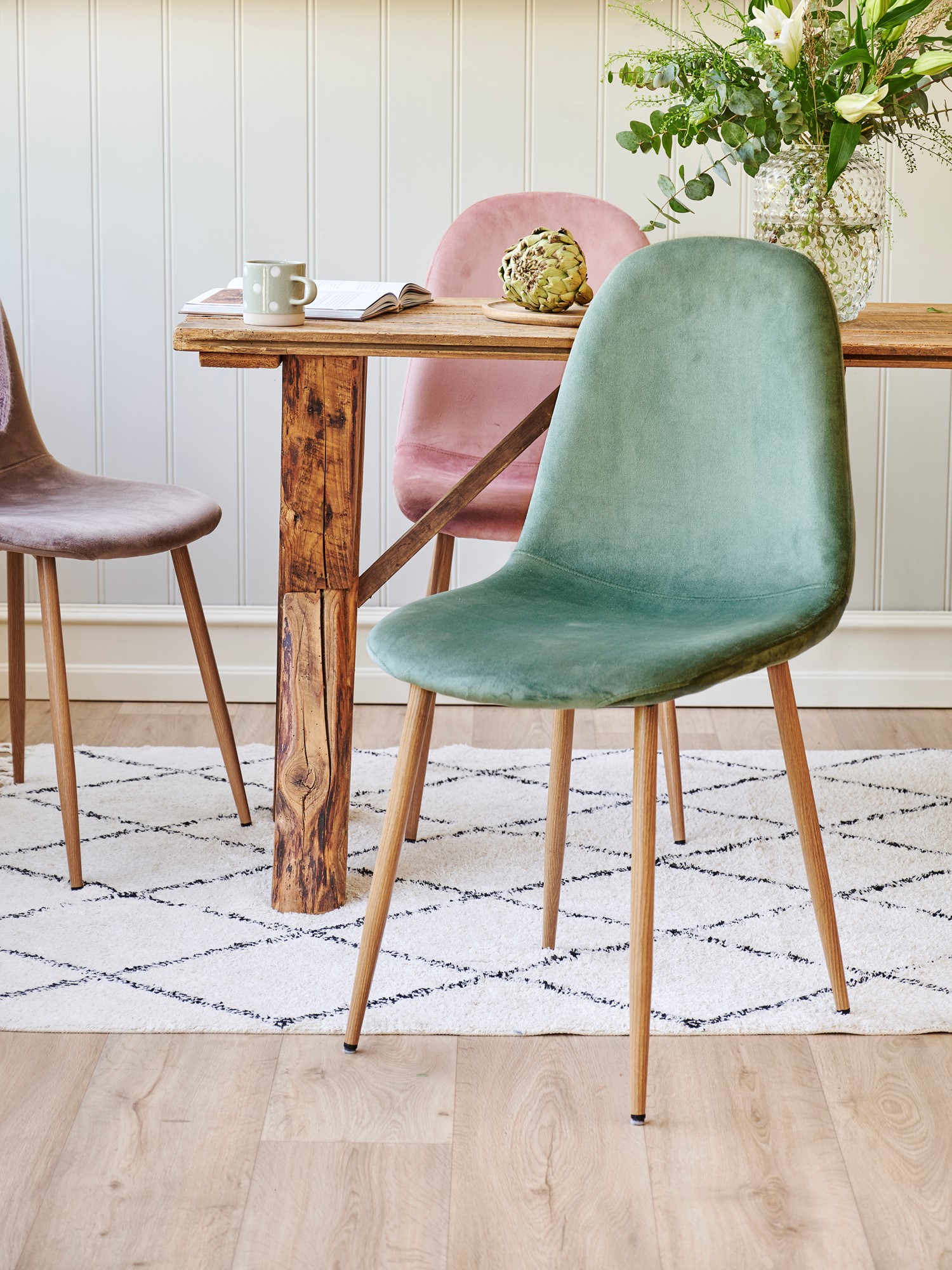 Stole | Find spisebordsstole og velourstole | Søstrene Grene