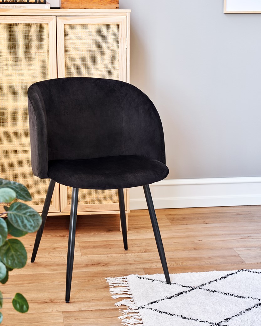 Chairs | Find dining chairs and velvet chairs | Søstrene Grene