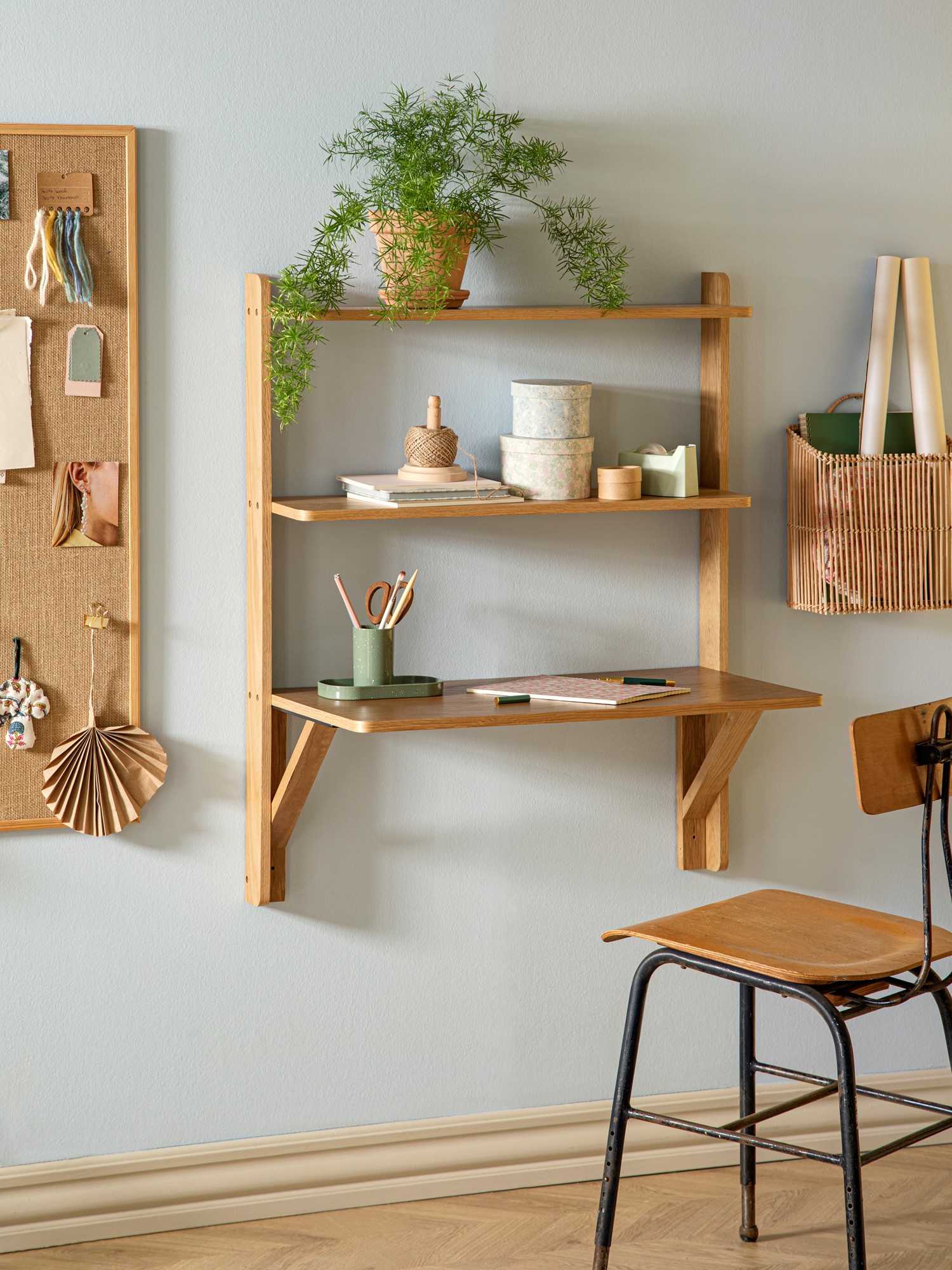 Væghængt skrivebord | MDF/egefiner/metal. 75 x 40 x 90 cm. | Medium Wood