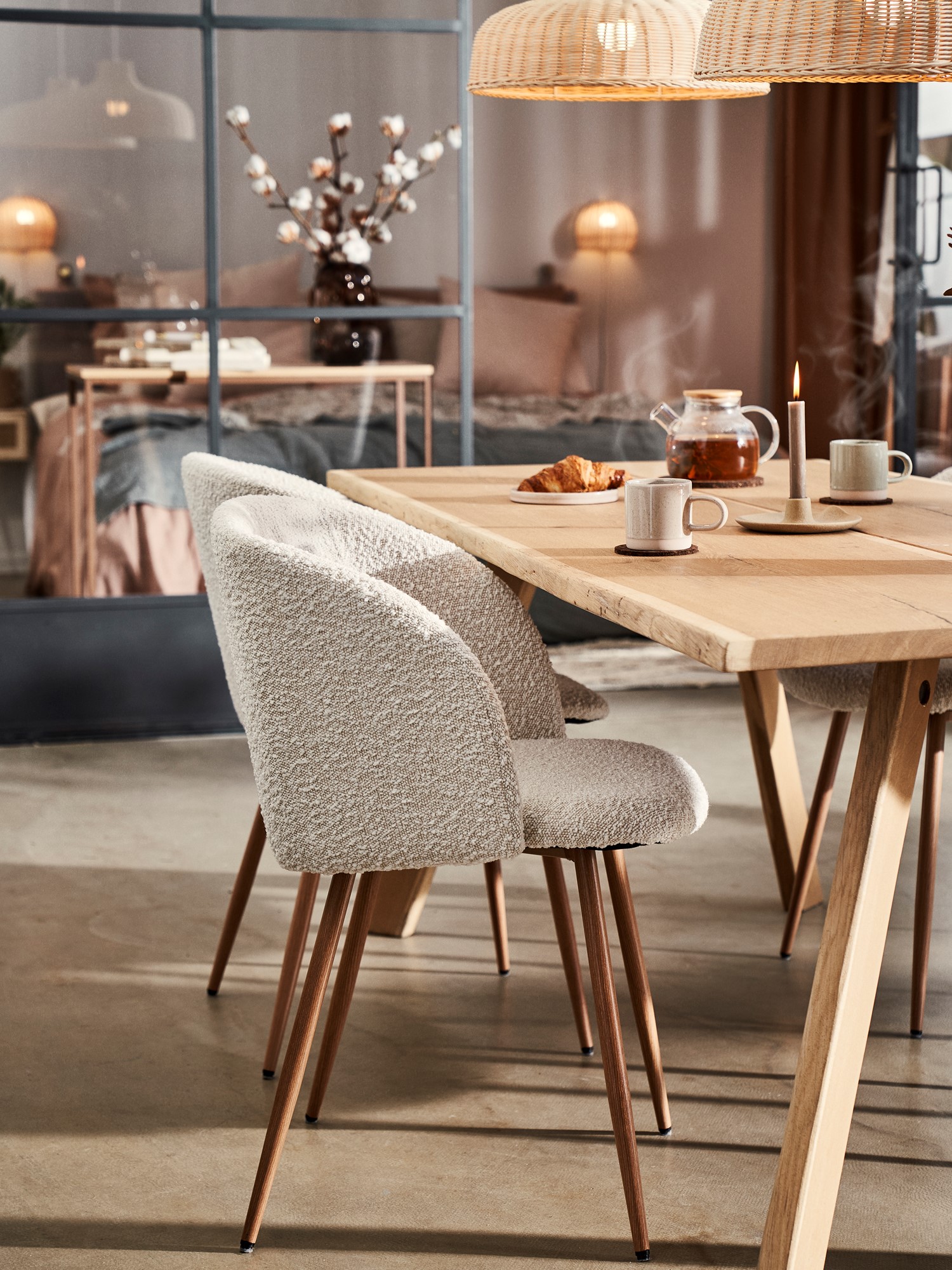 Stole | Find spisebordsstole og velourstole | Søstrene Grene