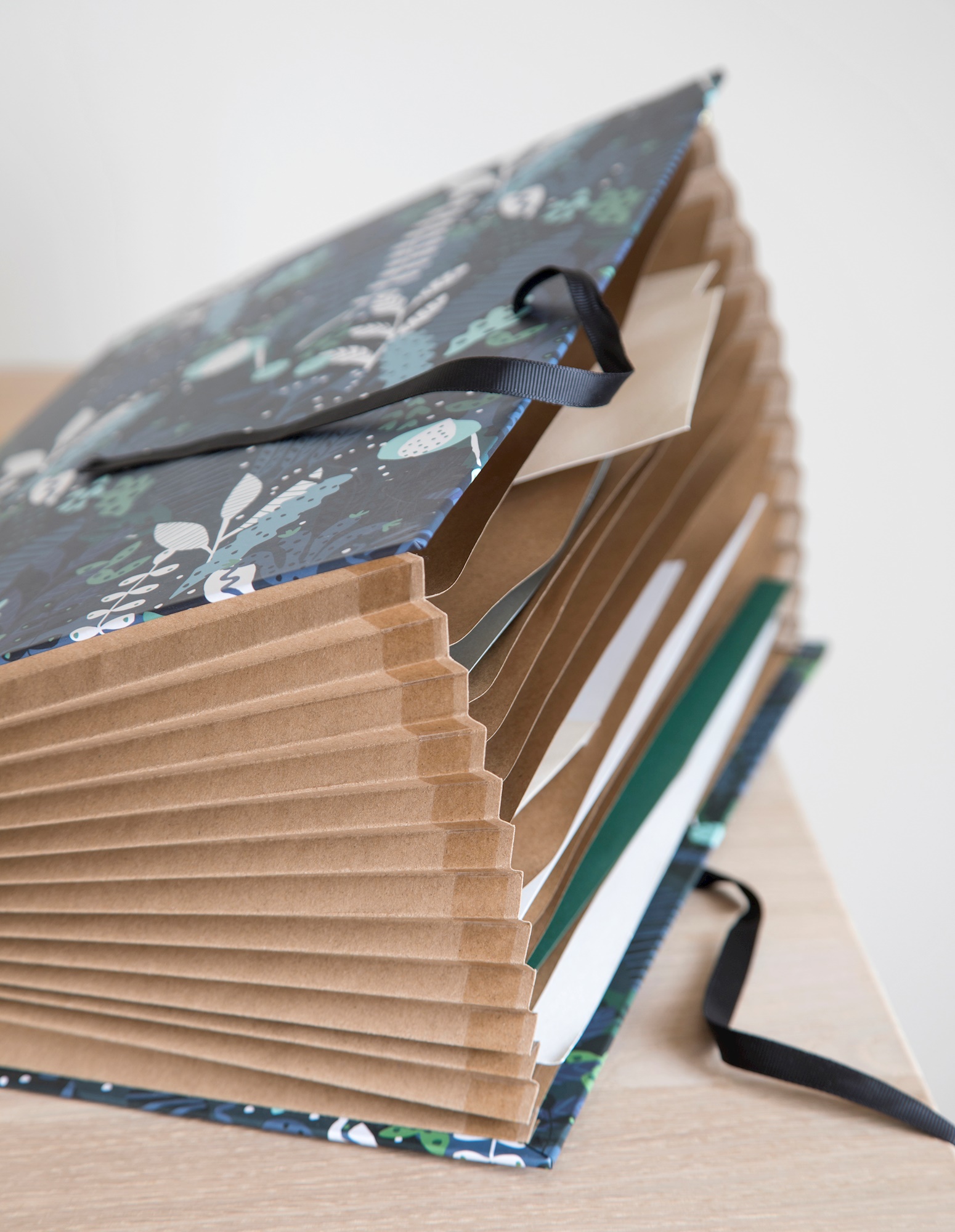 Expandable file folder | Cardboard/paper. 24 x 34 x 6.5 cm. 13 pockets ...