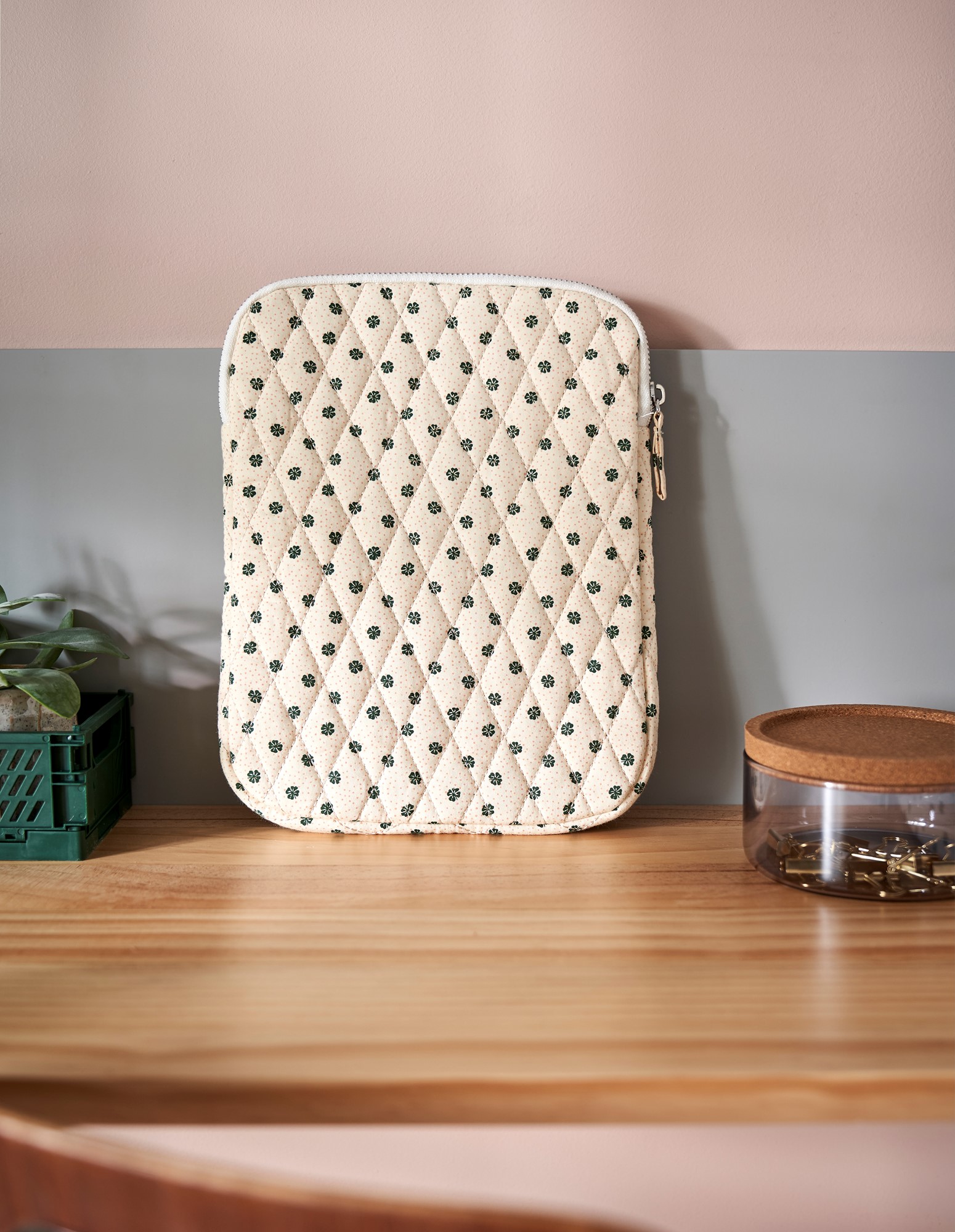 Tablet cover | Cotton/polyester. 25.5 x 20 x 1.7 cm. | Søstrene Grene
